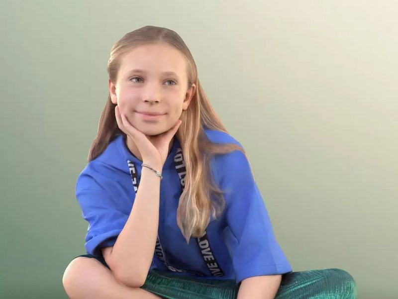Download Smiling Girl Sitting On The Ground 3D model - DesireFX.COM